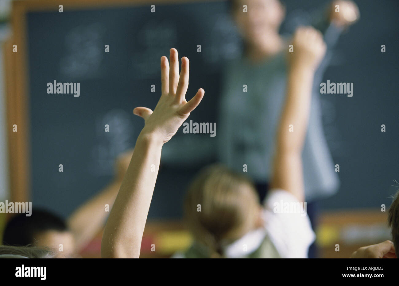 Kids raising hands answer hi-res stock photography and images - Alamy
