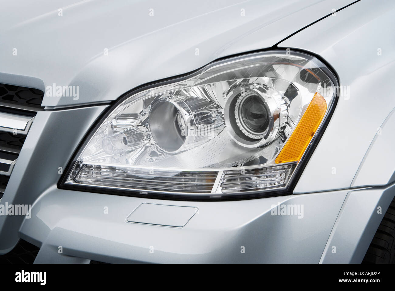 2008 Mercedes-Benz GL-Class GL550 in Silver - Headlight Stock Photo - Alamy