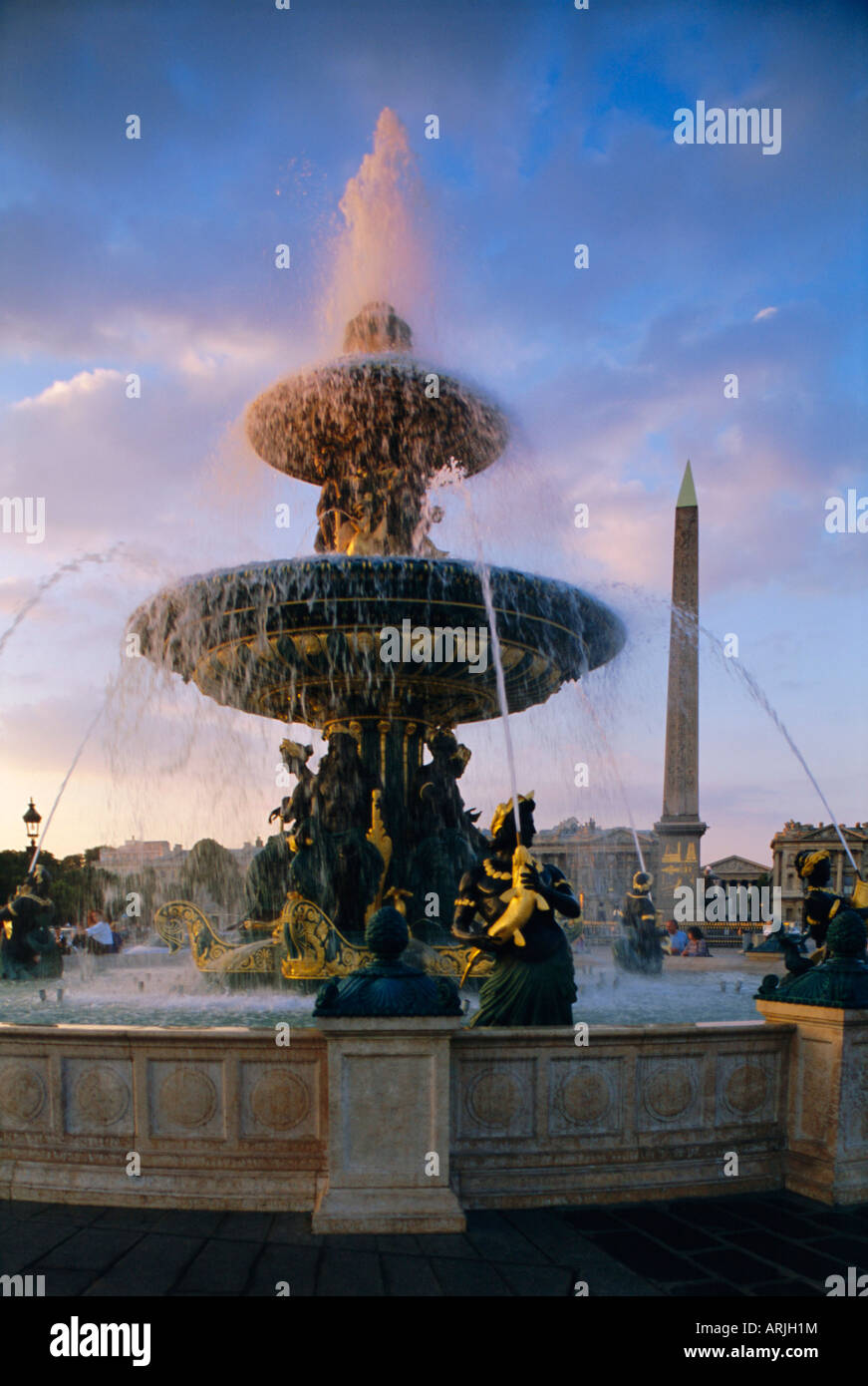 Fountains in paris hi-res stock photography and images - Alamy