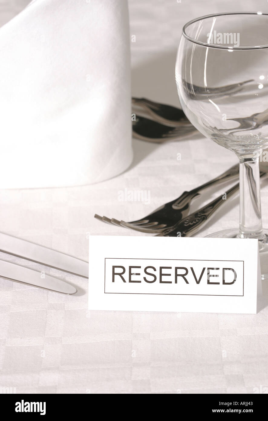 Reserved table notice hi-res stock photography and images - Alamy