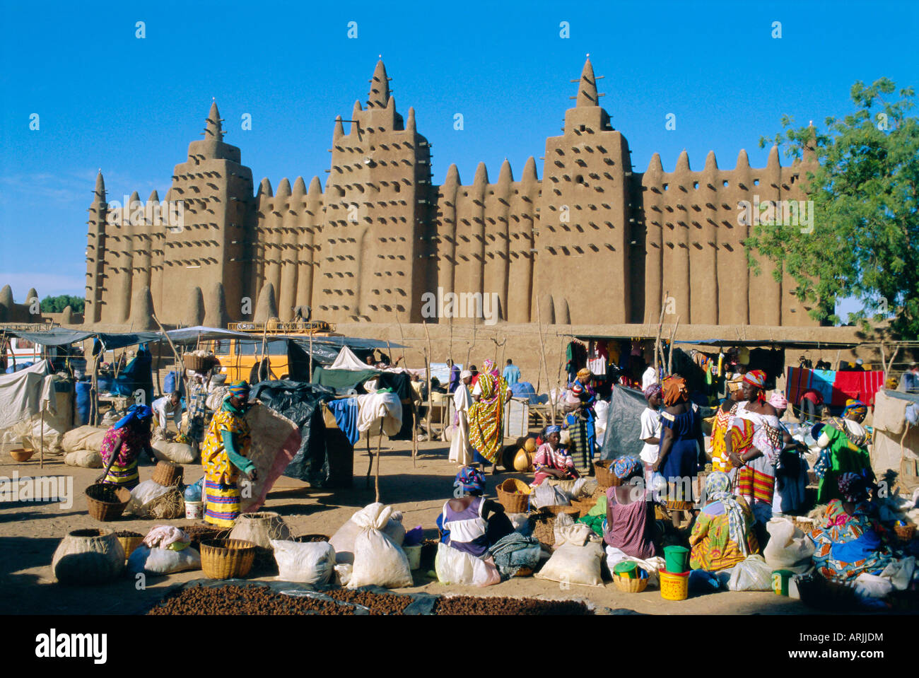 The Grand Mosque and Monday Market in the foreground, Djenne, Mali ...