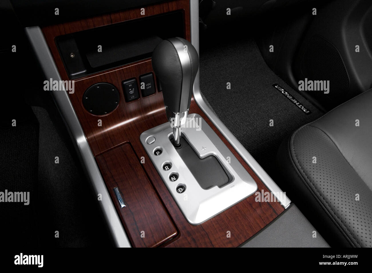 2008 Nissan Pathfinder LE V8 in Gray - Gear shifter/center console ...