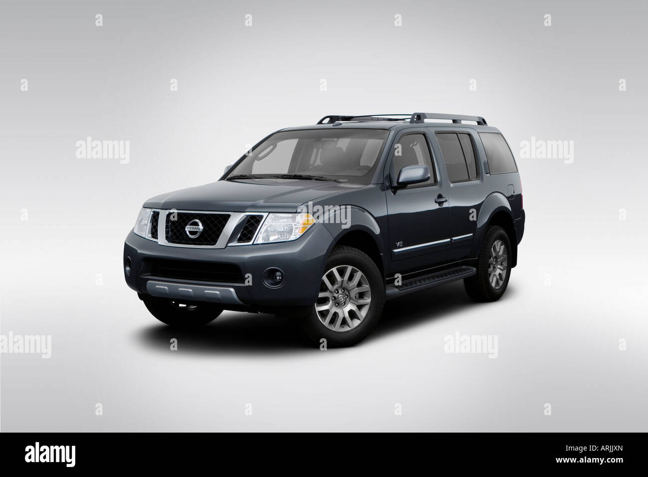 2008 Nissan Pathfinder LE V8 in Gray - Front angle view Stock Photo - Alamy