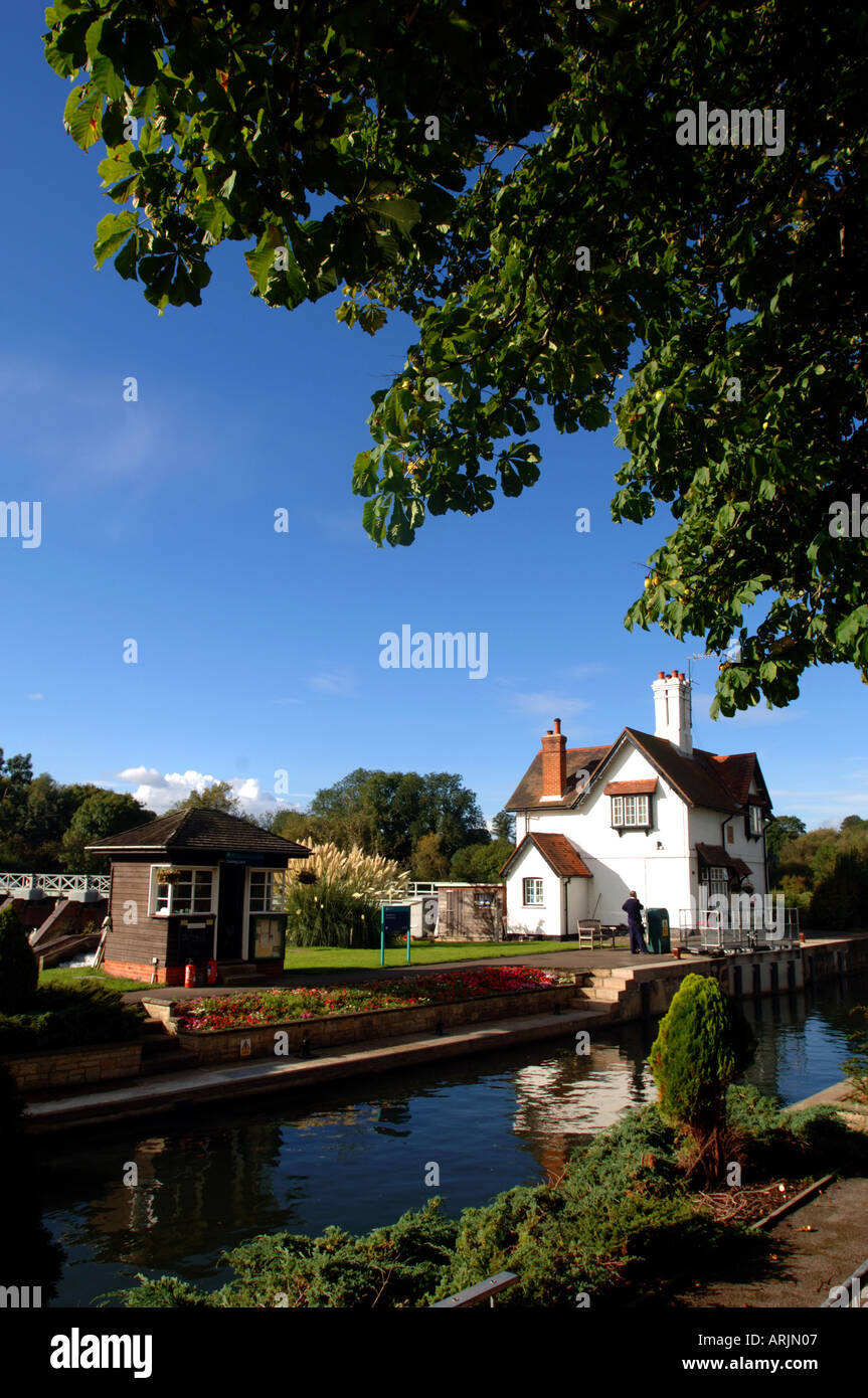 The lock at Goring on the River Thames Oxfordshire England UK Stock ...