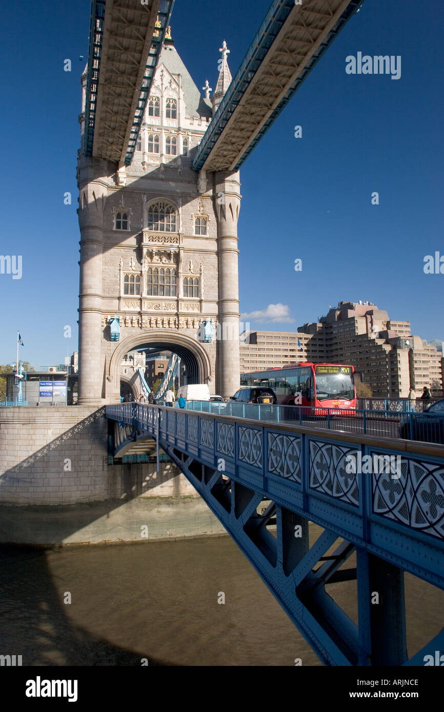 Bus on thames bridge hi-res stock photography and images - Alamy