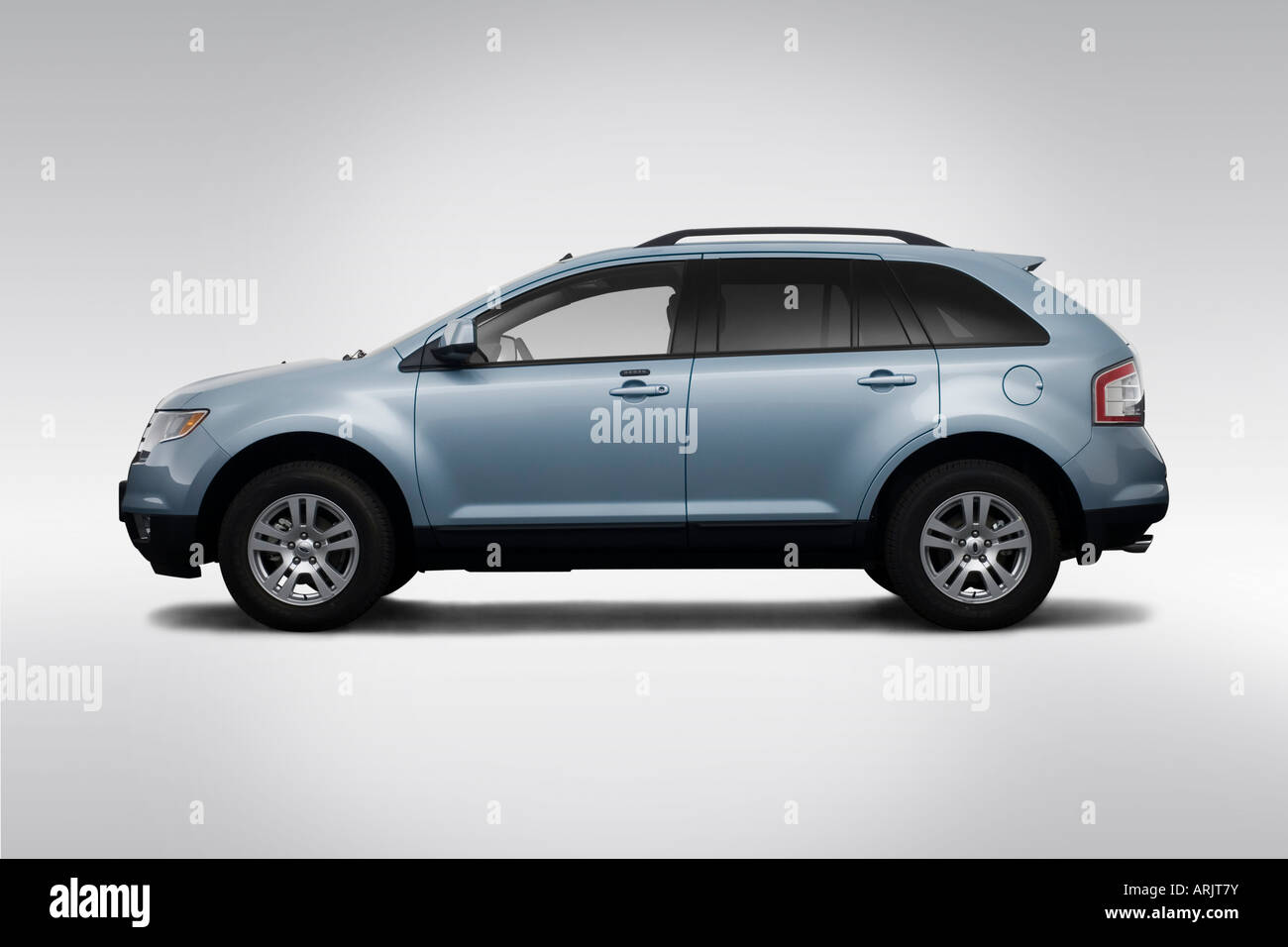 2008 Ford Edge SEL in Blue - Drivers Side Profile Stock Photo - Alamy