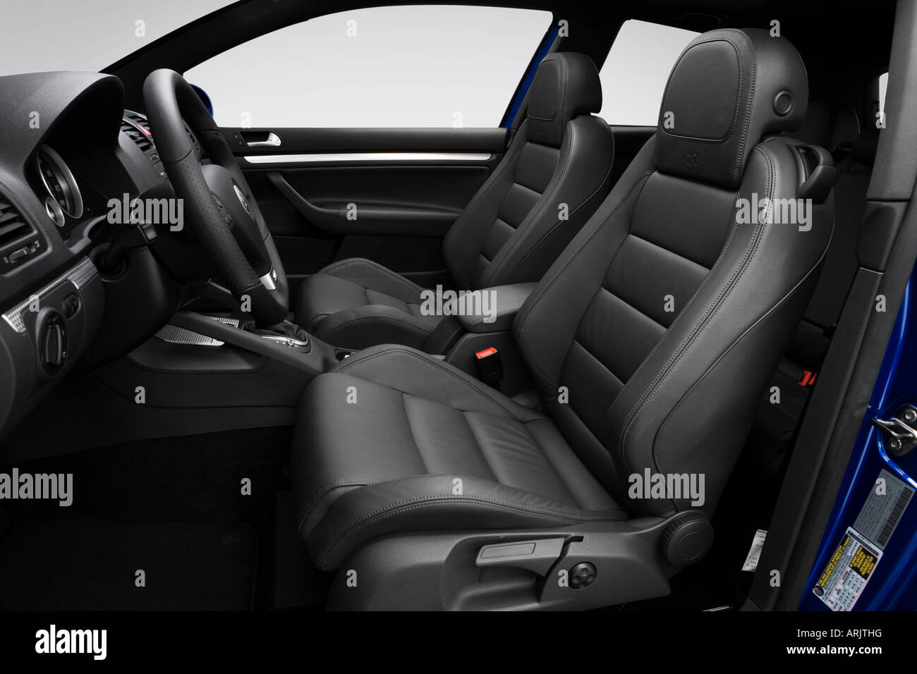 2008 Volkswagen R32 in Blue - Front seats Stock Photo - Alamy