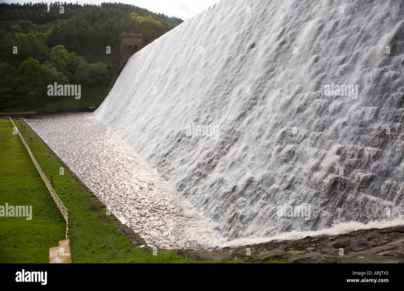 Overflow weir hi-res stock photography and images - Alamy