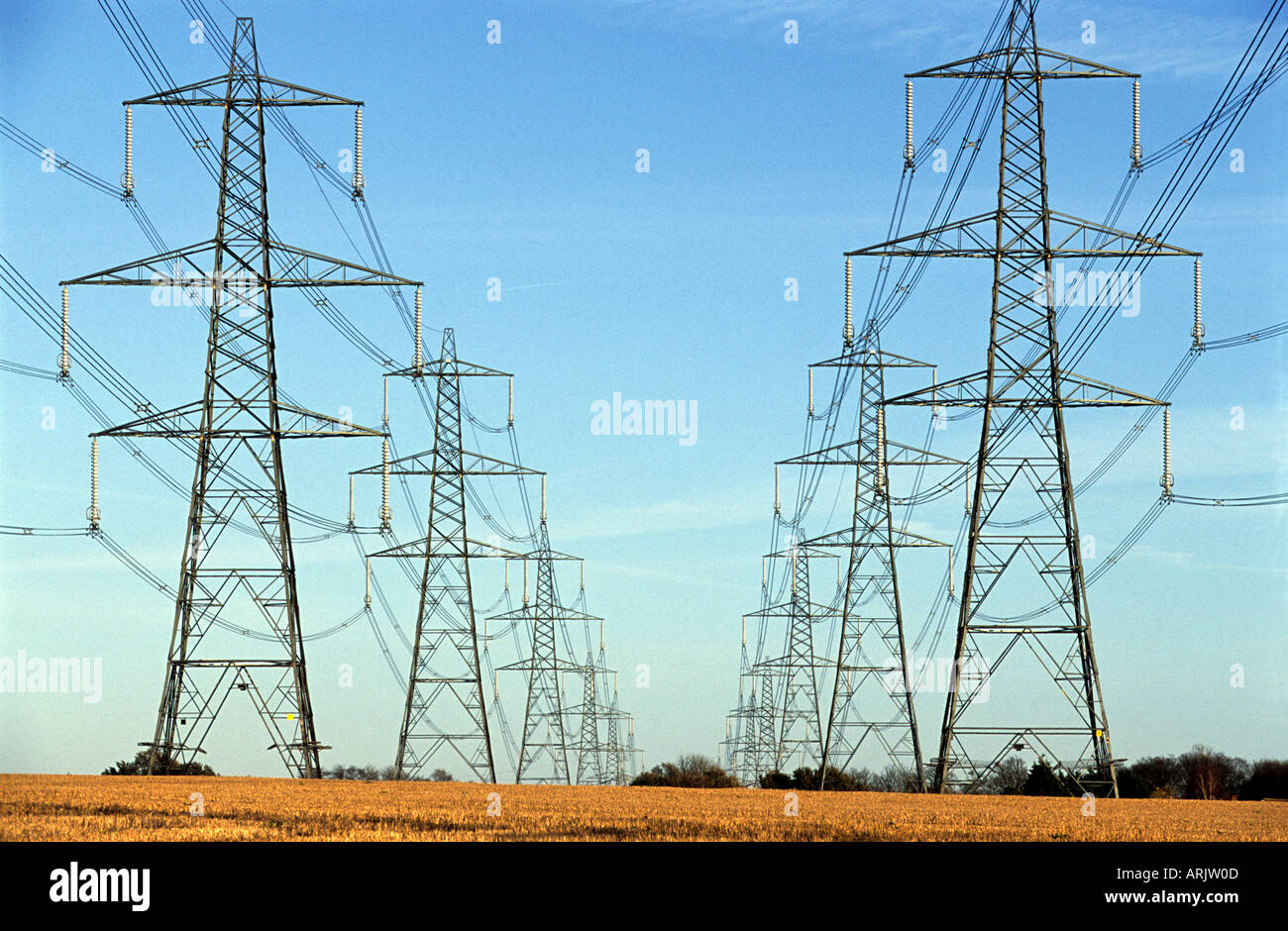 High voltage electricity cables near Sizewell nuclear power station ...