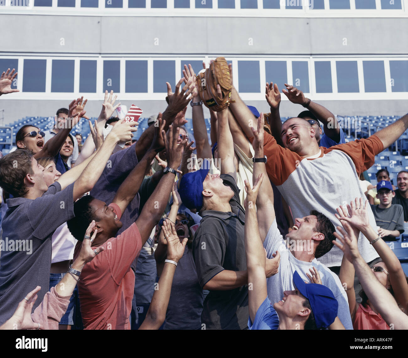 Baseball crowd catch hi-res stock photography and images - Alamy