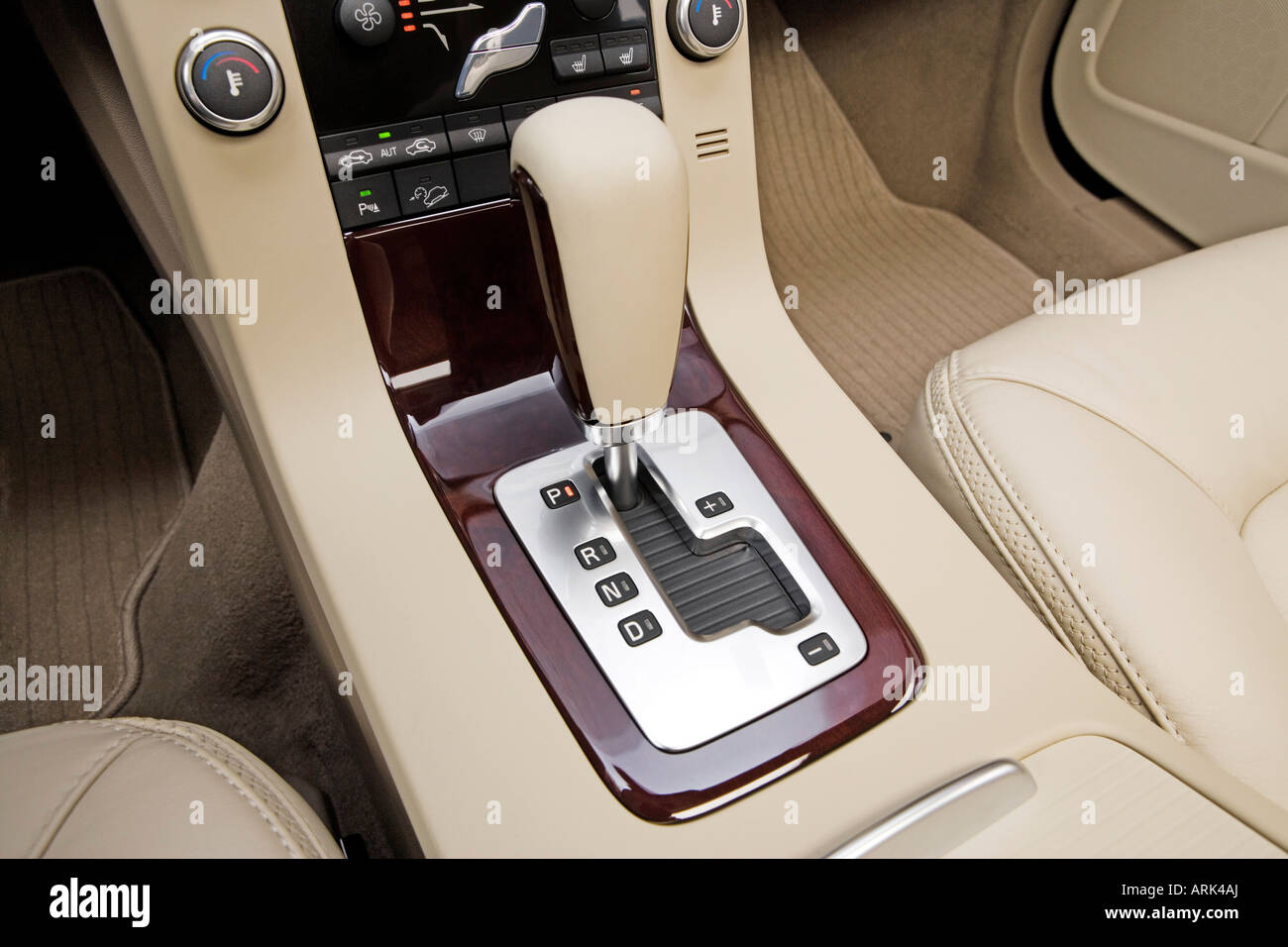 2008 Volvo XC70 in Gray - Gear shifter/center console Stock Photo - Alamy