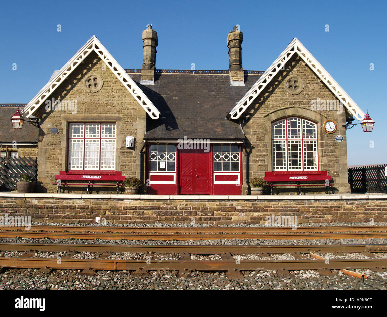 victorian railway station platform waiting room Stock Photo - Alamy