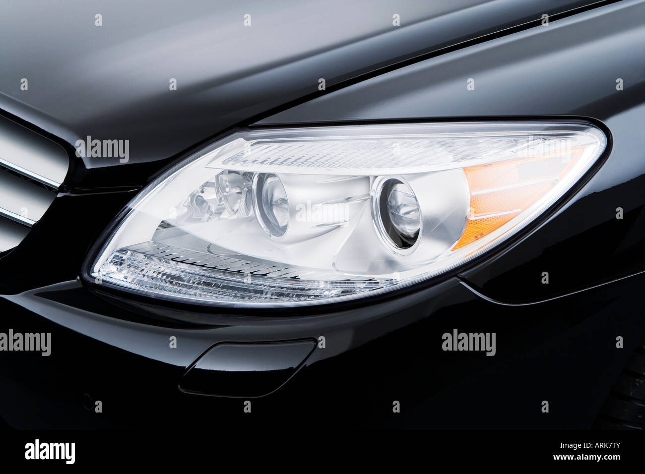 2008 Mercedes-Benz CL-Class CL550 in Black - Headlight Stock Photo - Alamy