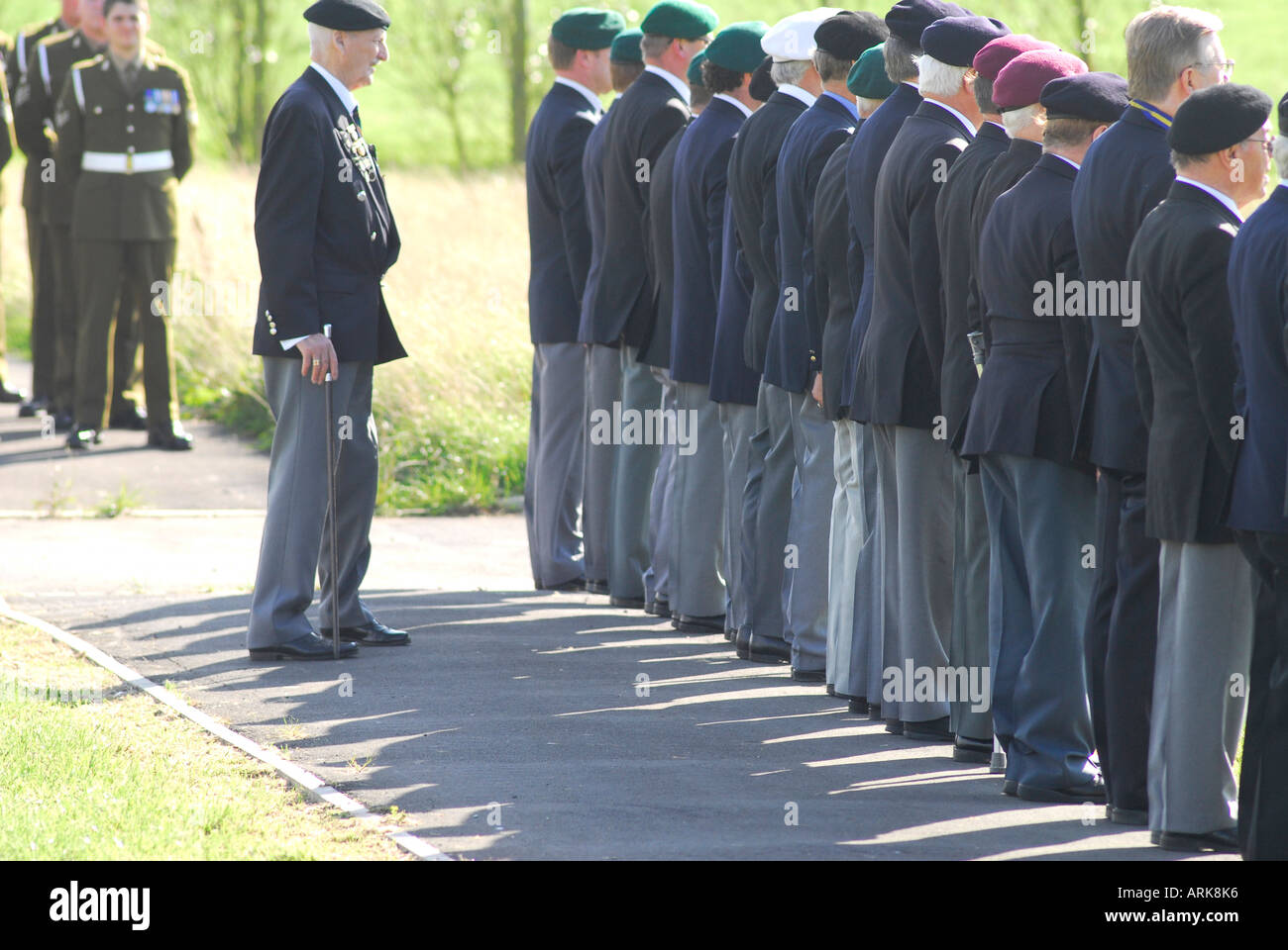 British army soldiers standing attention hi-res stock photography and ...