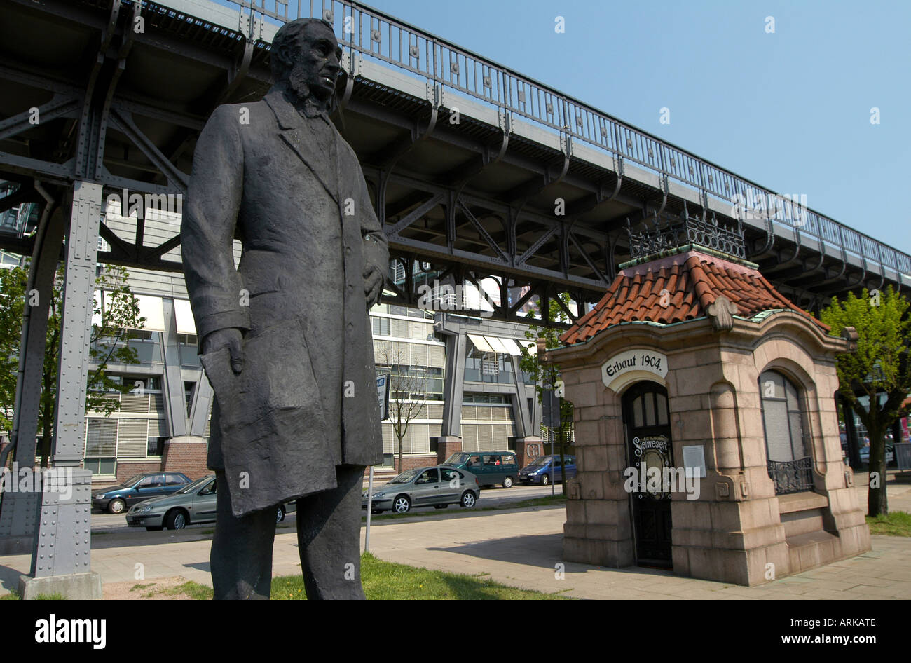 Statue of William Lindley and historic sluice house in the street ...