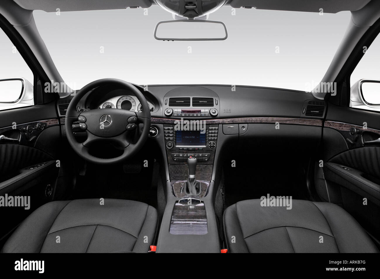 2008 Mercedes-Benz E-Class E550 in Silver - Dashboard, center console ...