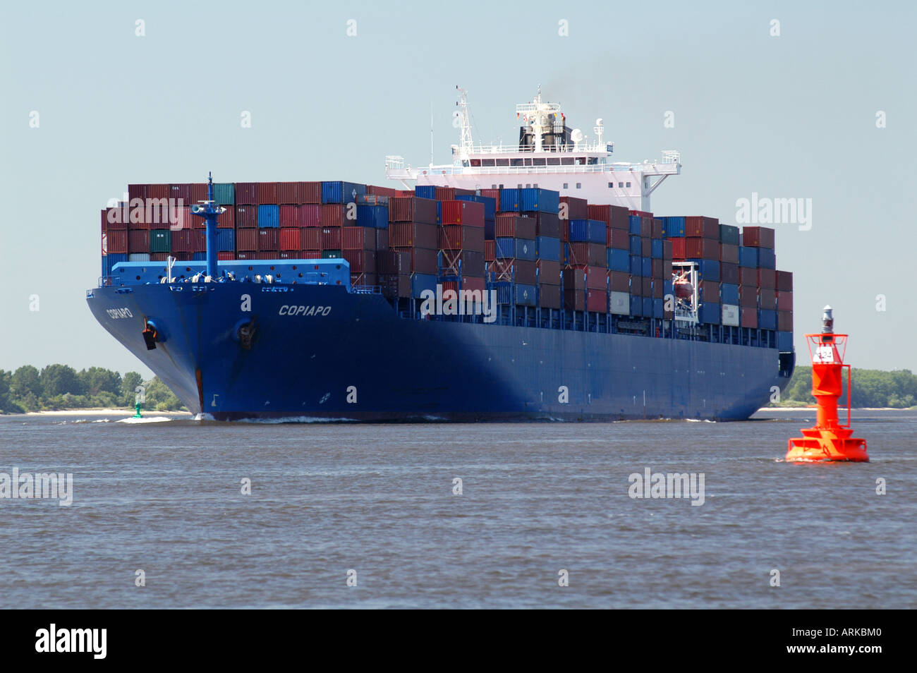 Huge cargo ship hi-res stock photography and images - Alamy