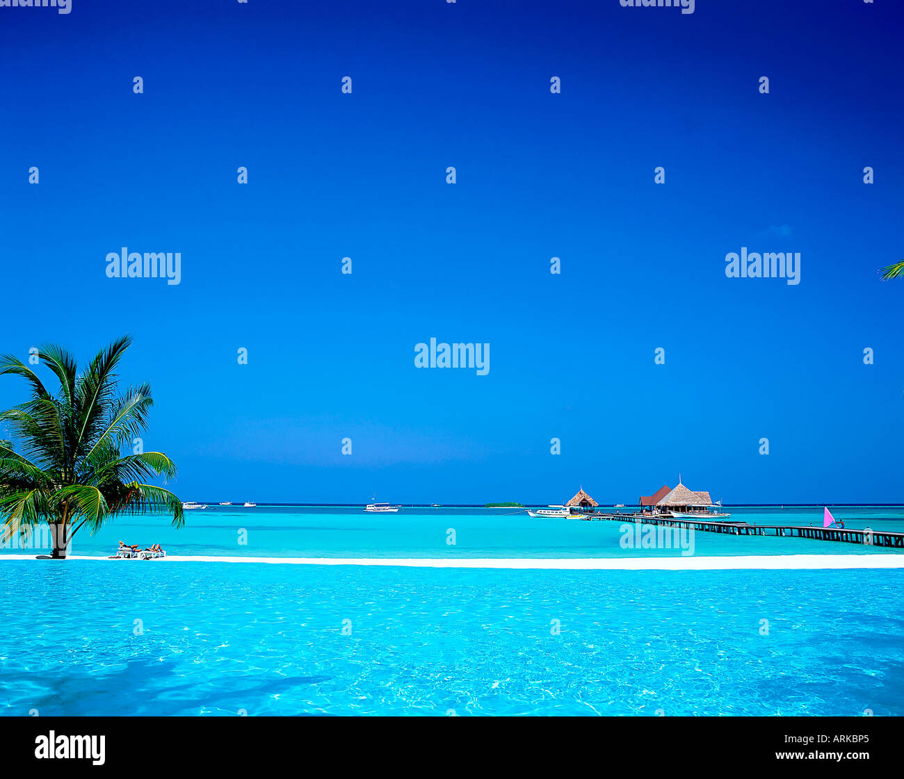 Tropical ocean with a stretch of white sandy beach in Southeast Asia ...