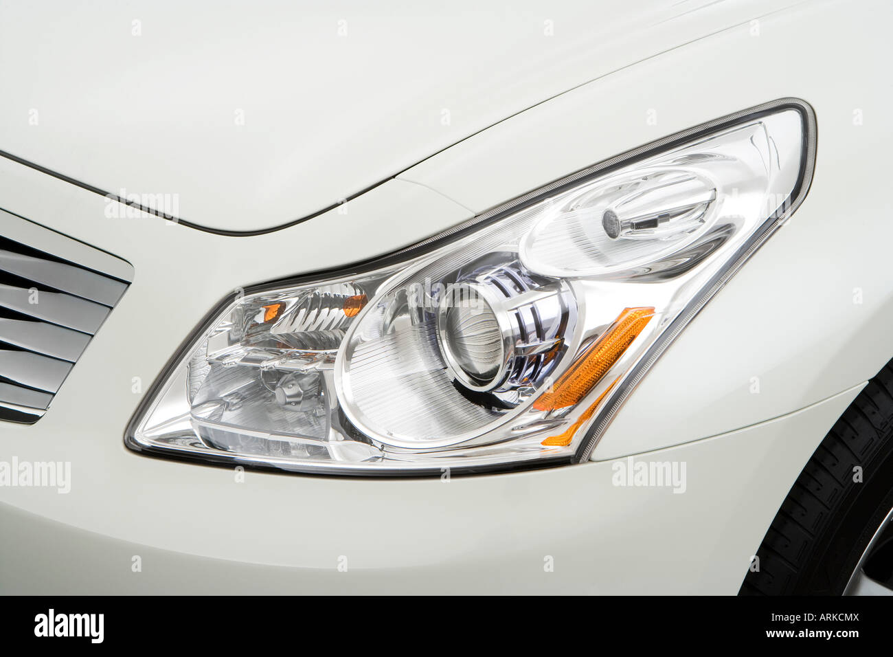 2008 Infiniti G Sedan G35 Journey in White - Headlight Stock Photo - Alamy