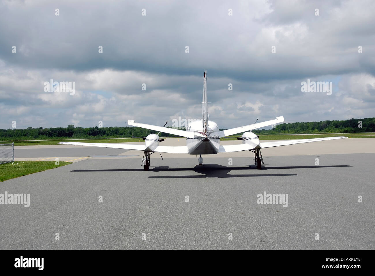 Small twin engine aircraft on the tarmac Stock Photo - Alamy