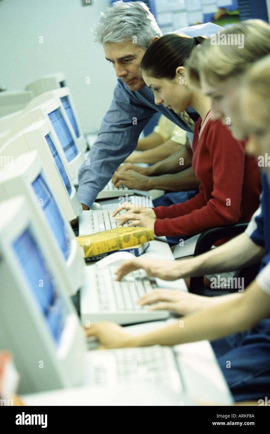 Computer lab teenagers hi-res stock photography and images - Alamy