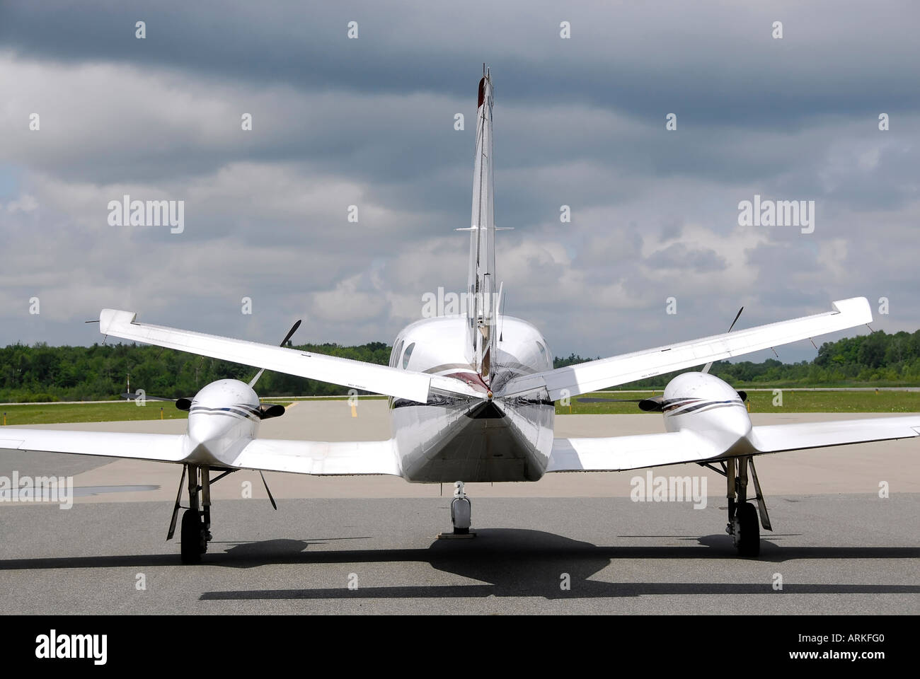Small twin engine aircraft on the tarmac Stock Photo - Alamy