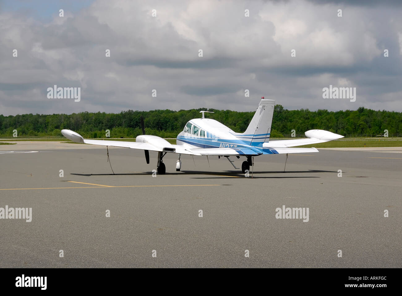 Small twin engine aircraft on the tarmac Stock Photo - Alamy
