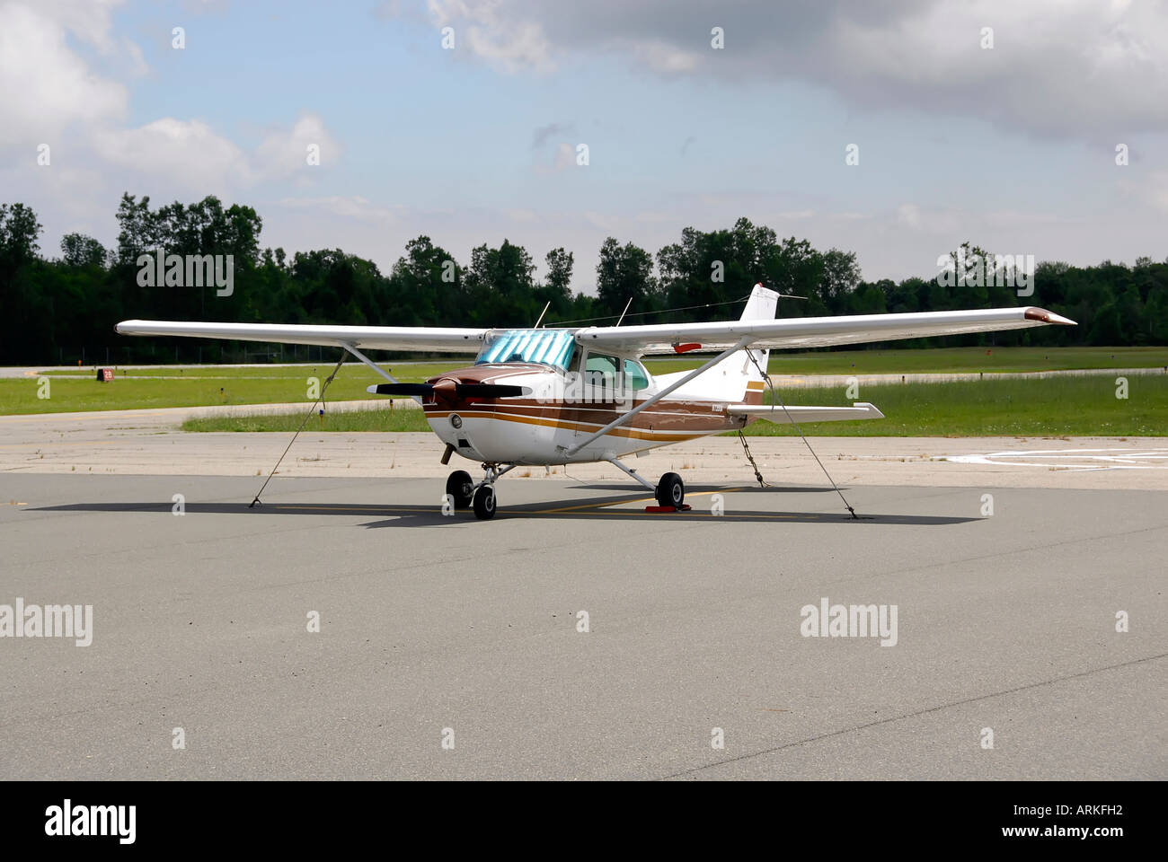 Small twin engine aircraft on the tarmac Stock Photo - Alamy