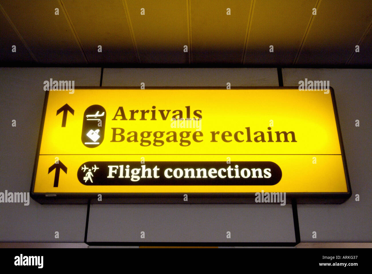 Flight connections sign hi-res stock photography and images - Alamy