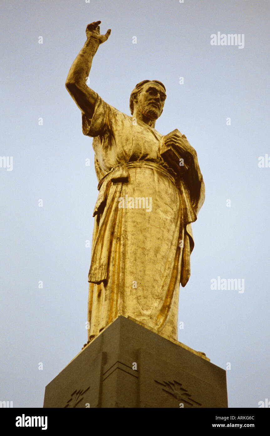 Golden statue of The Mormon Prophet Moroni on top of Hill Cumorah near ...