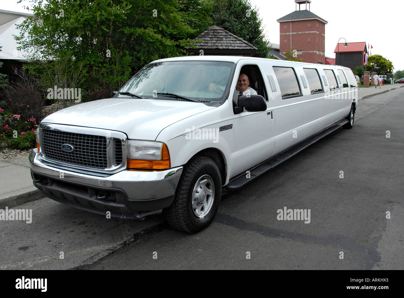White limousine hi-res stock photography and images - Alamy