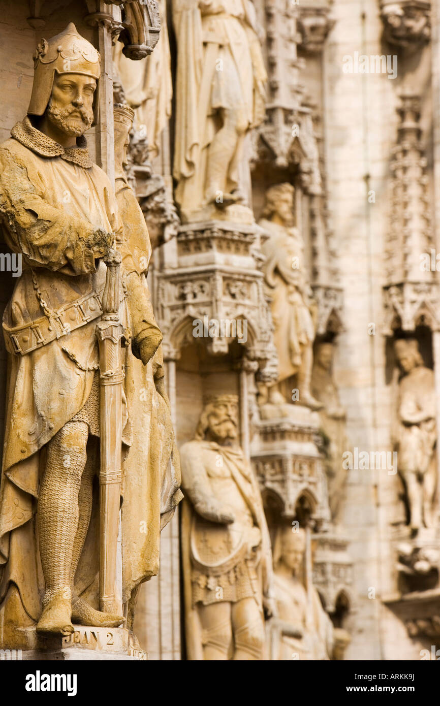 Knight statues hi-res stock photography and images - Alamy