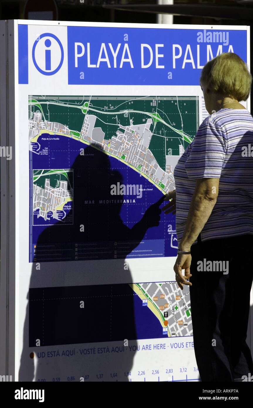 woman read sign Stock Photo - Alamy