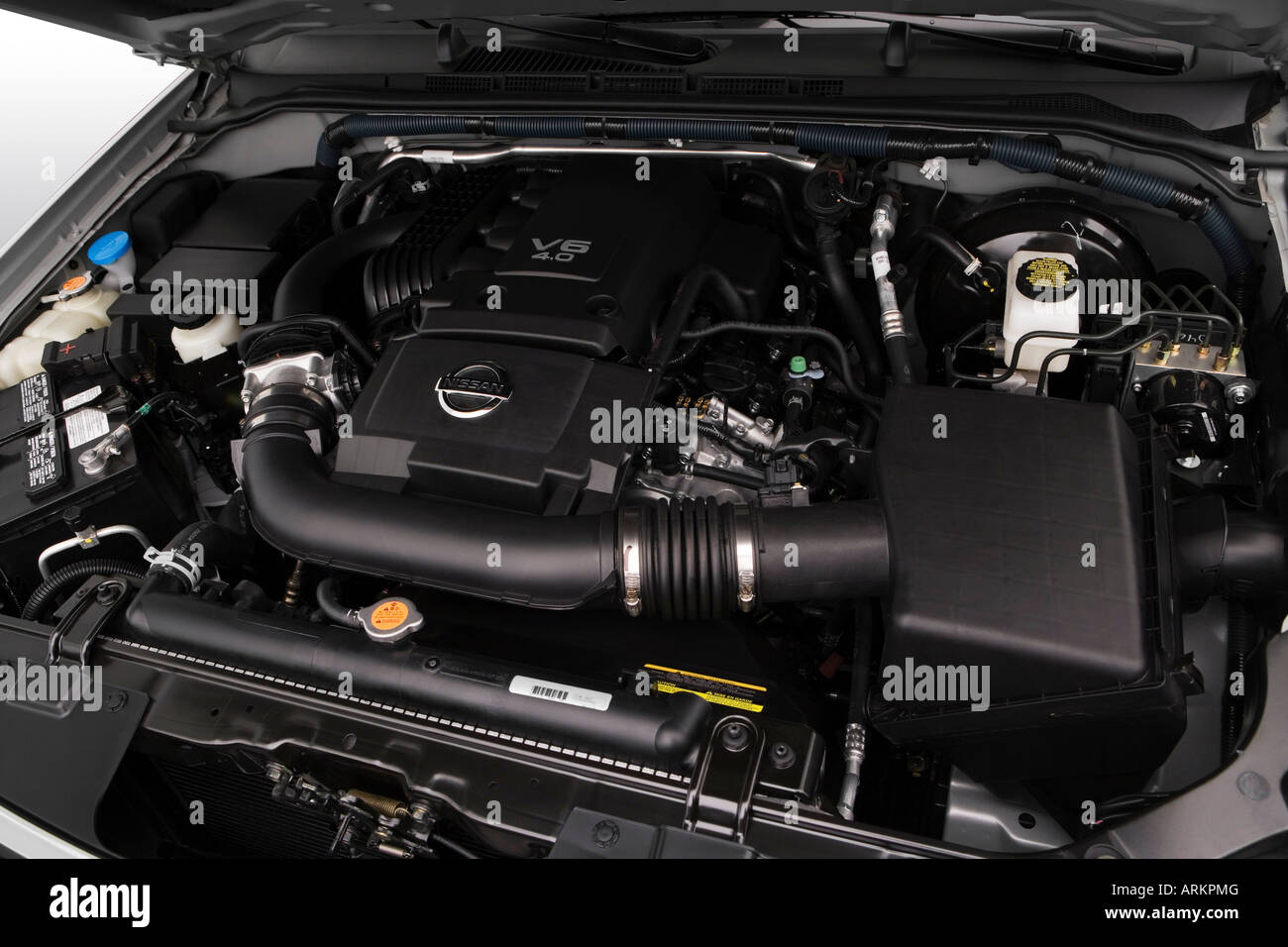 2008 Nissan Pathfinder SE in Silver - Engine Stock Photo - Alamy