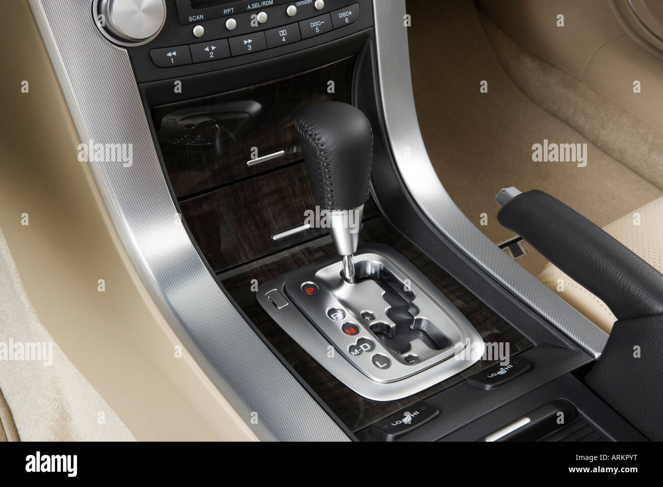 2008 Acura TL in White - Gear shifter/center console Stock Photo - Alamy