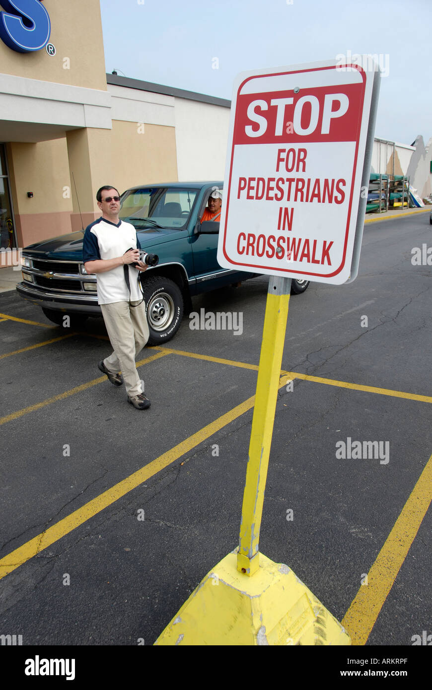 Crosswalk sign hi-res stock photography and images - Alamy