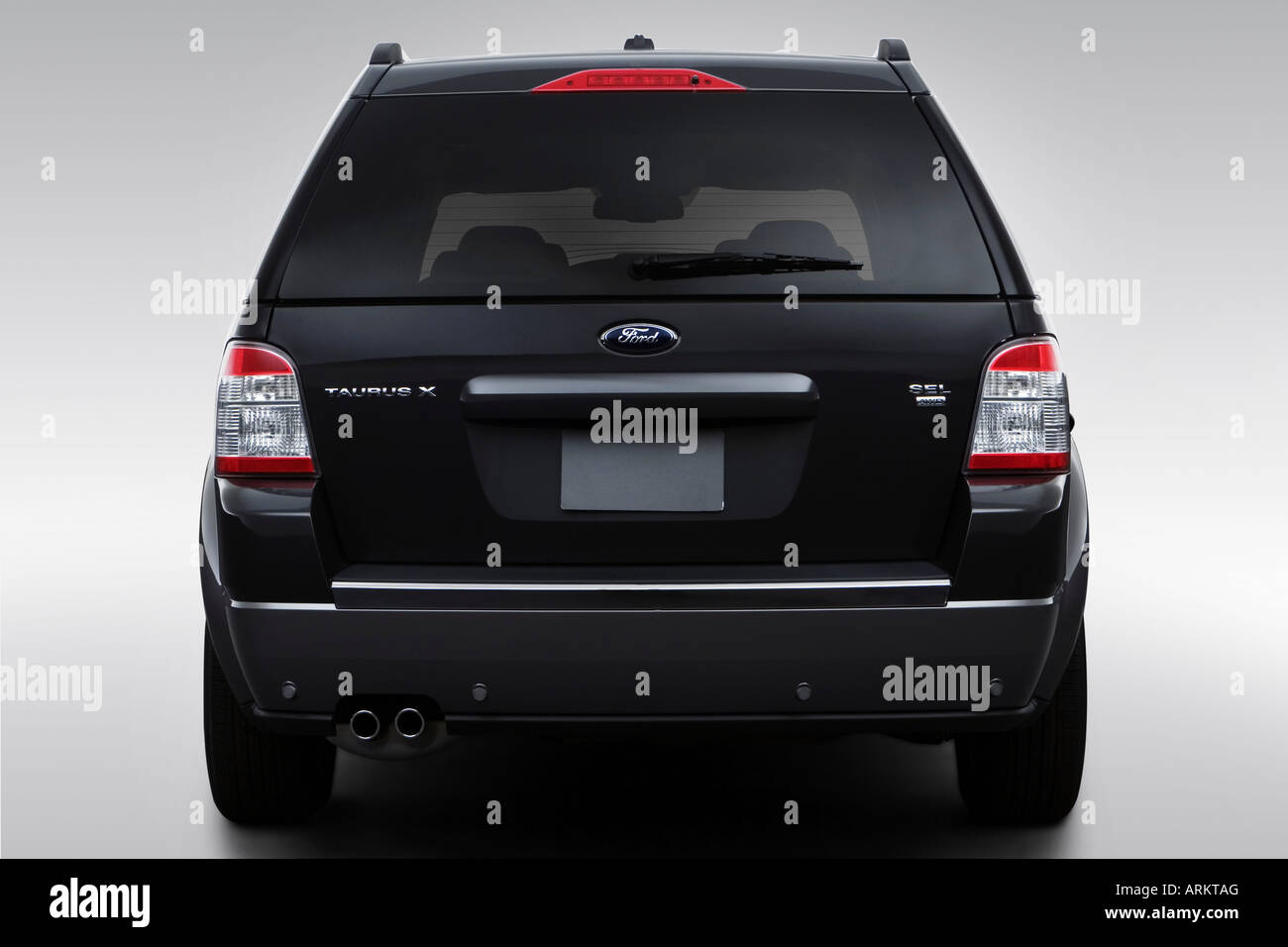 2008 Ford Taurus X SEL in Gray - Low/Wide Rear Stock Photo - Alamy