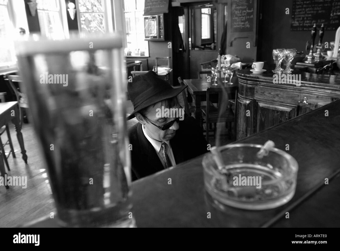 Bar pianist hi-res stock photography and images - Alamy