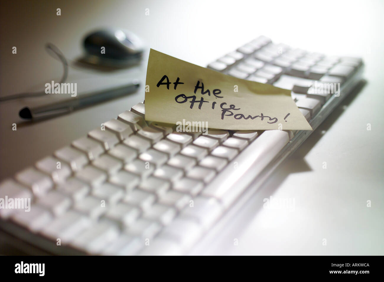Post it note on computer keyboard in office Stock Photo - Alamy