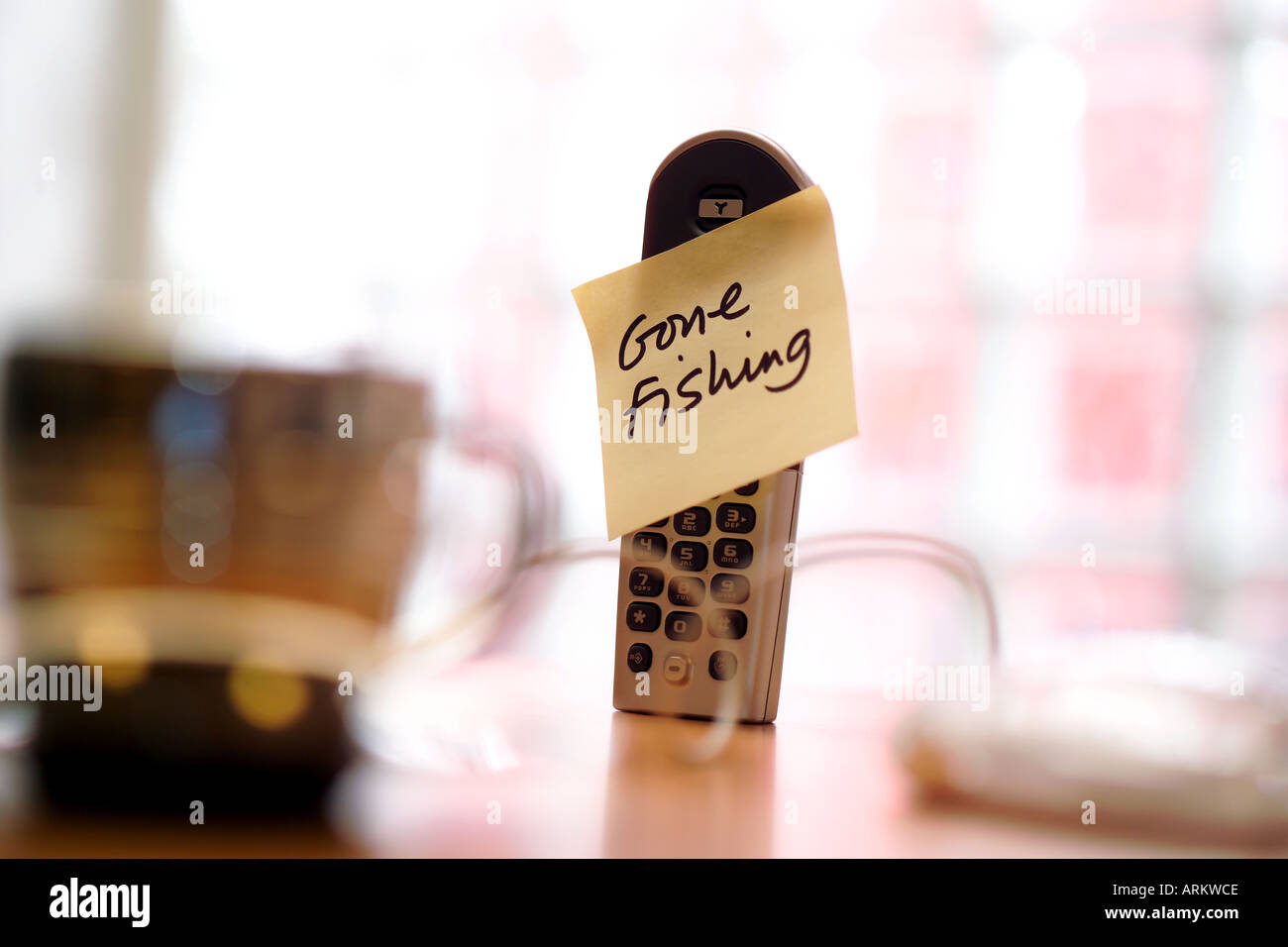 Post it note on telephone in office Stock Photo - Alamy