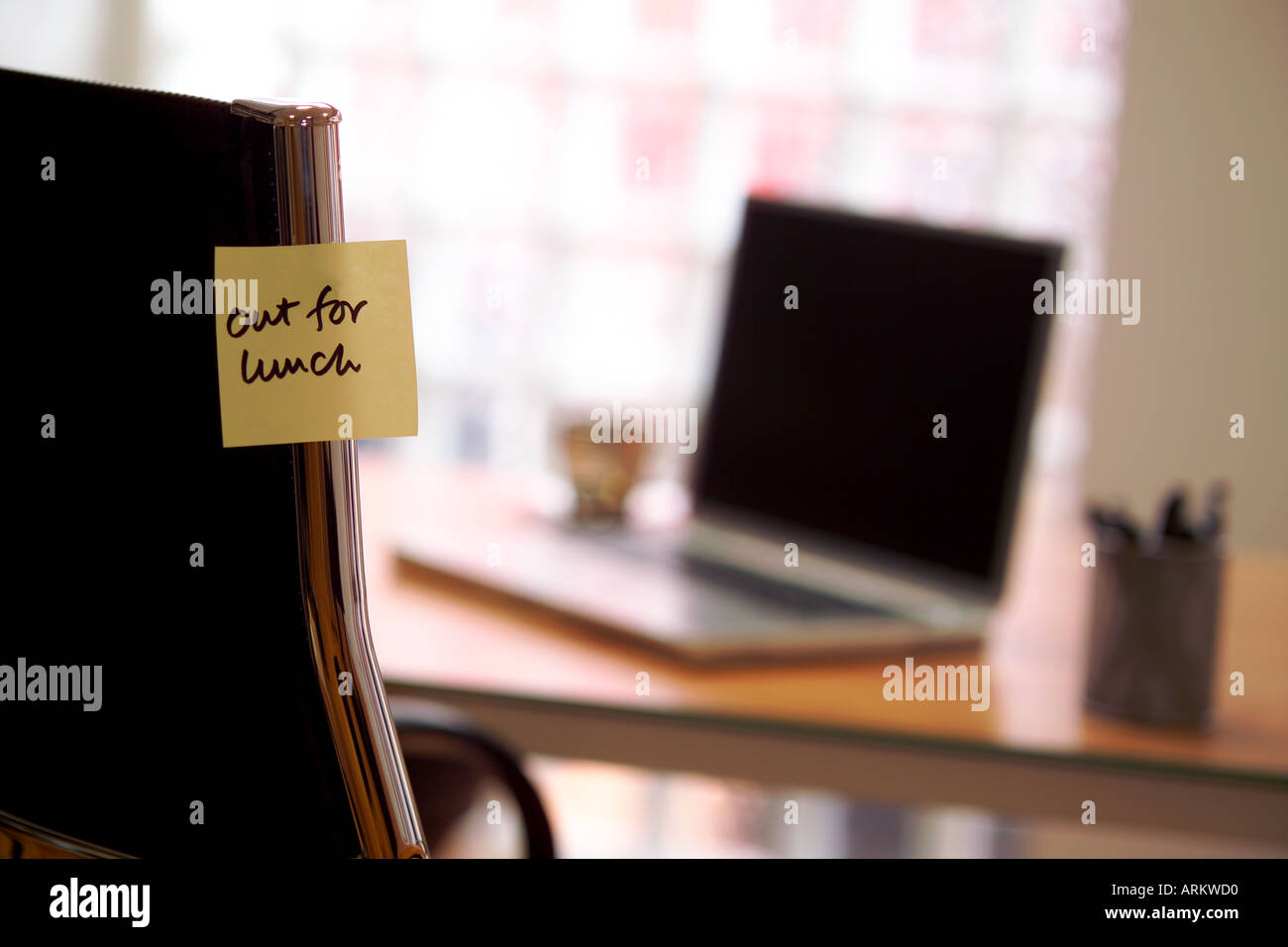 Post it note on desk in office Stock Photo - Alamy