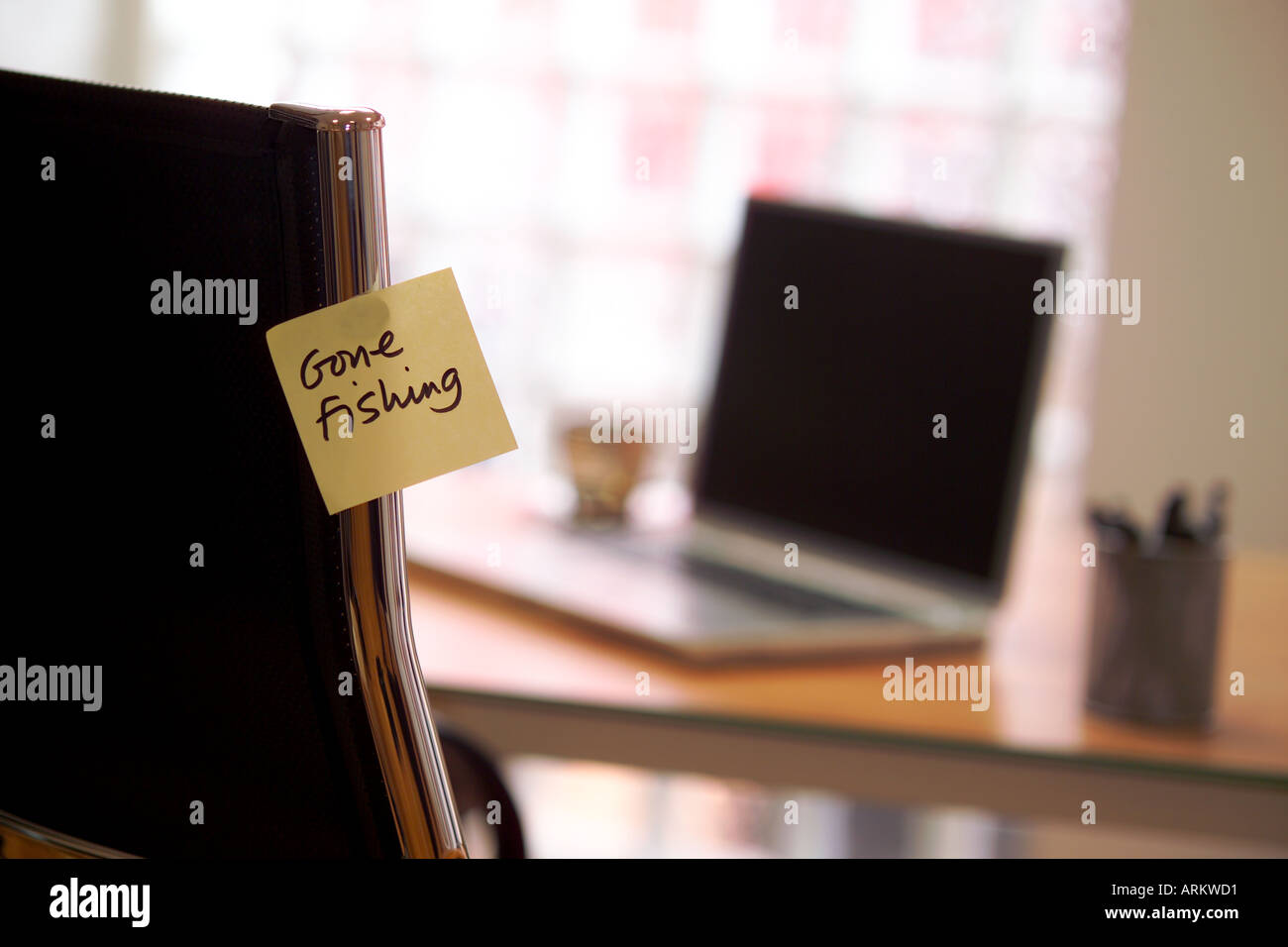 Post it note on desk in office Stock Photo - Alamy