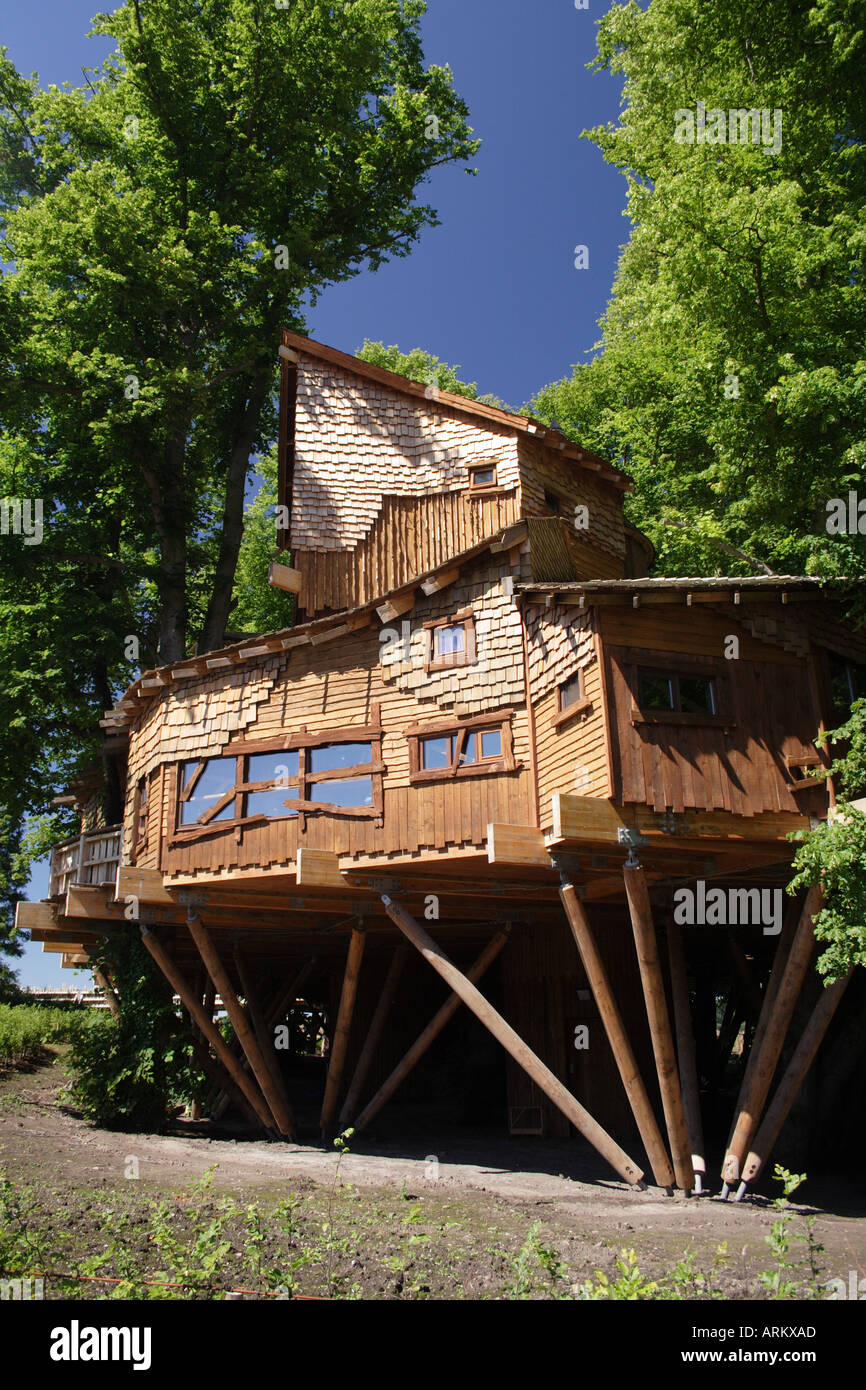 Alnwick garden treehouse hi-res stock photography and images - Alamy