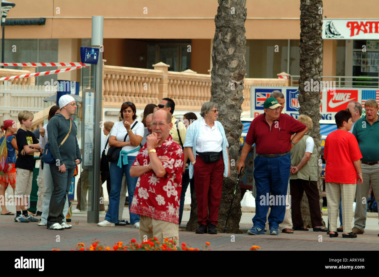 queue at a bus stop Stock Photo - Alamy