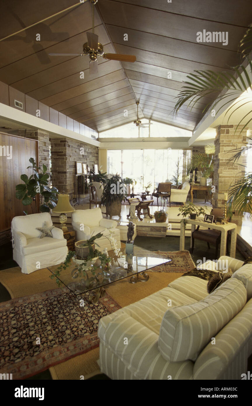 Crowded living room hi-res stock photography and images - Alamy