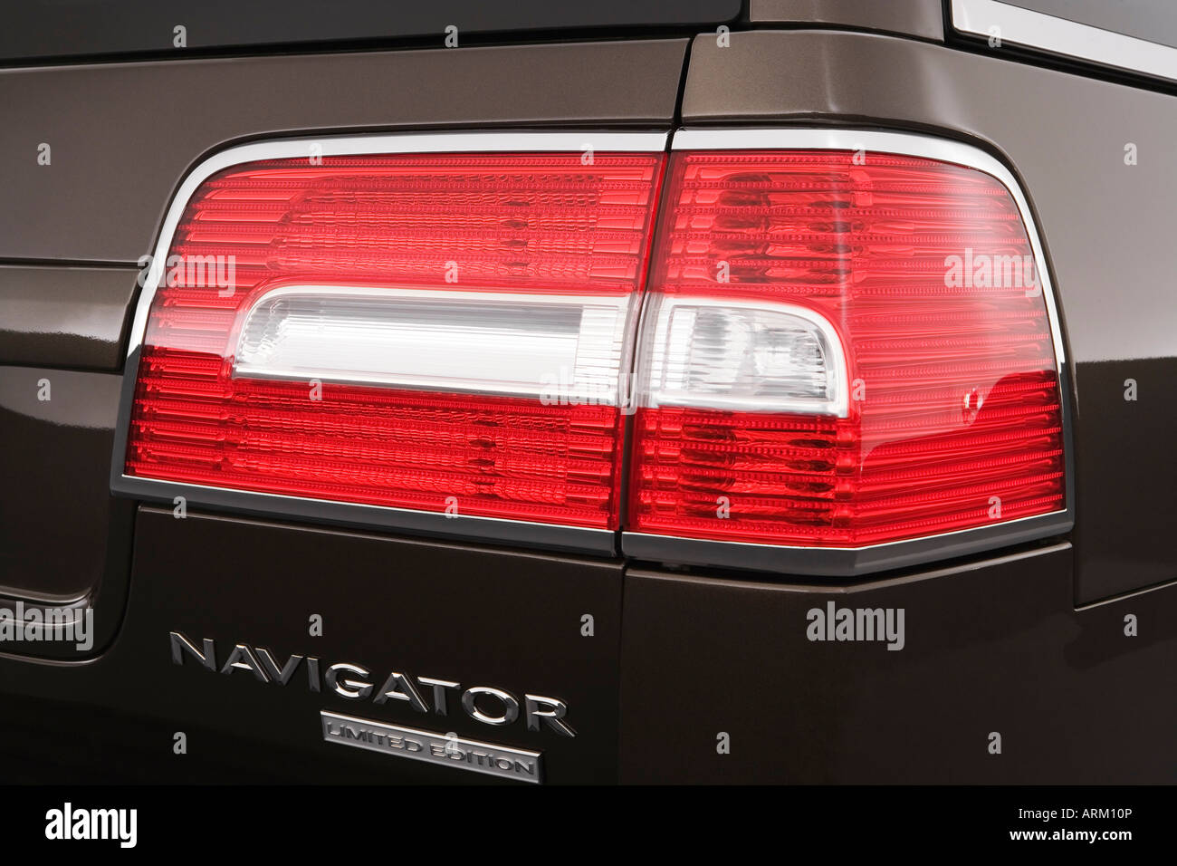 2008 Lincoln Navigator in Green - Tail light Stock Photo - Alamy
