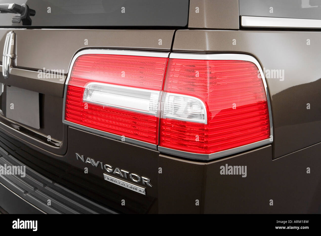 2008 Lincoln Navigator L in Green - Tail light Stock Photo - Alamy