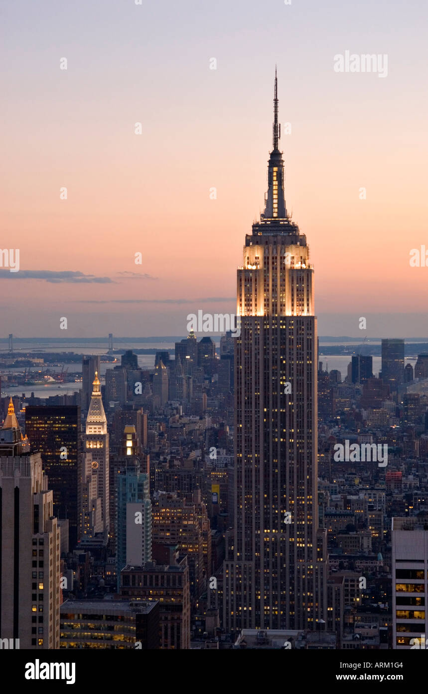 New york empire state building nightime hi-res stock photography and ...