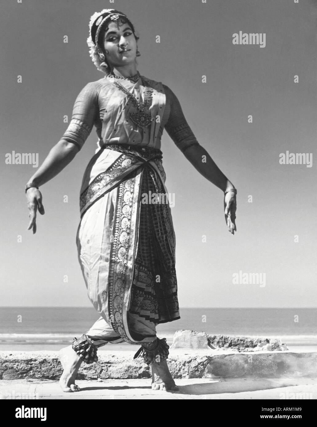People dancing black and white photo hi-res stock photography and ...