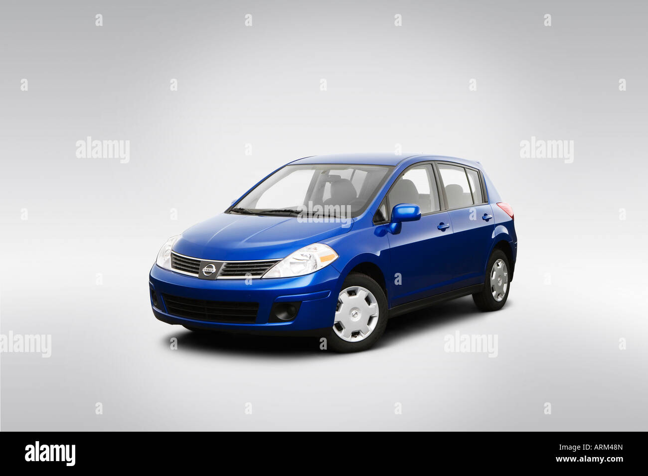 Blue nissan versa hi-res stock photography and images - Alamy